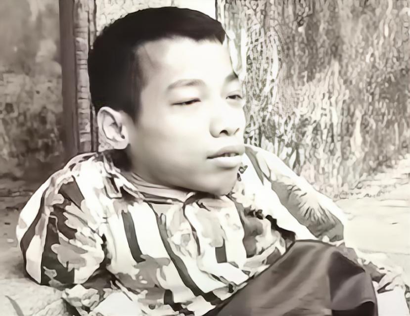 90cm "Mini President": Sitting in a wheelchair at the age of 29, he ...