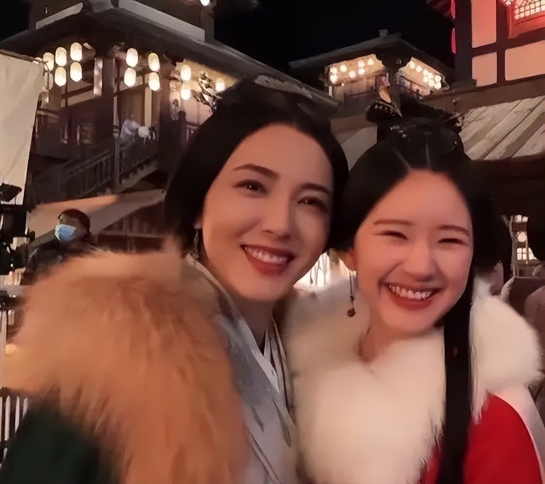 46-year-old Zeng Li and 24-year-old Zhao Lusi are in the same frame ...