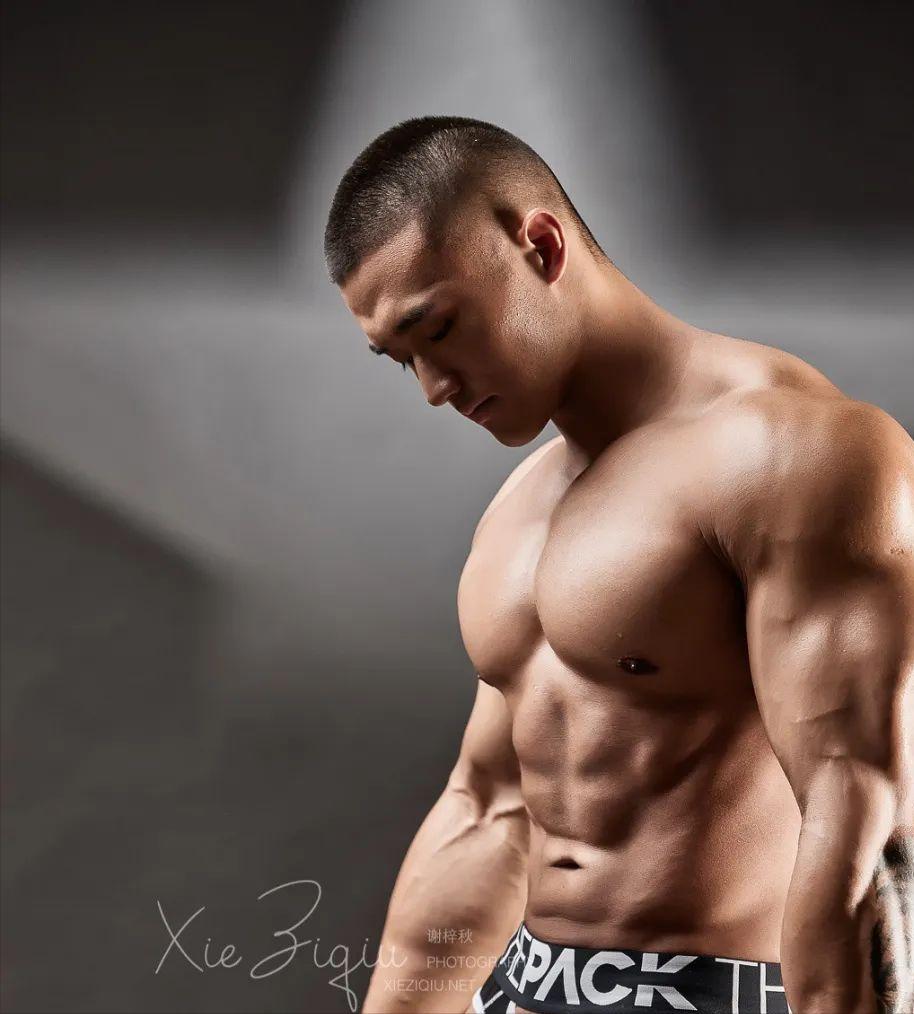 10 pictures and 9 cracks!Xie Ziqiu's new male model with an inch head ...