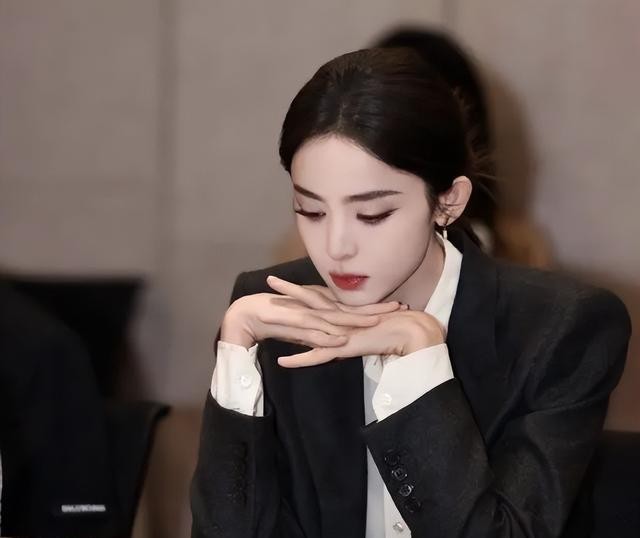 Nazha is so stunning under CCTV's camera, with top-notch skin and ...