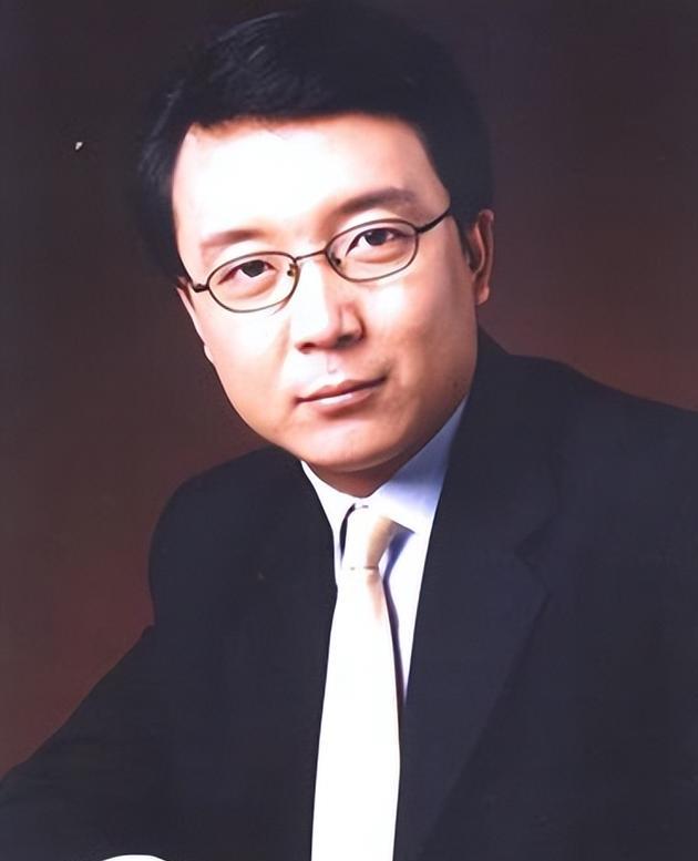 Host Lu Yiming: Married a school beauty, left CCTV at the age of 45 ...