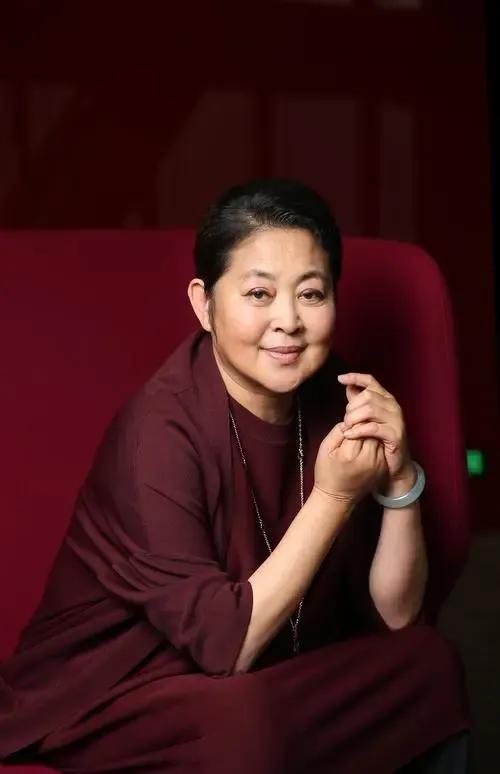 China's famous TV host - Ni Ping - iNEWS