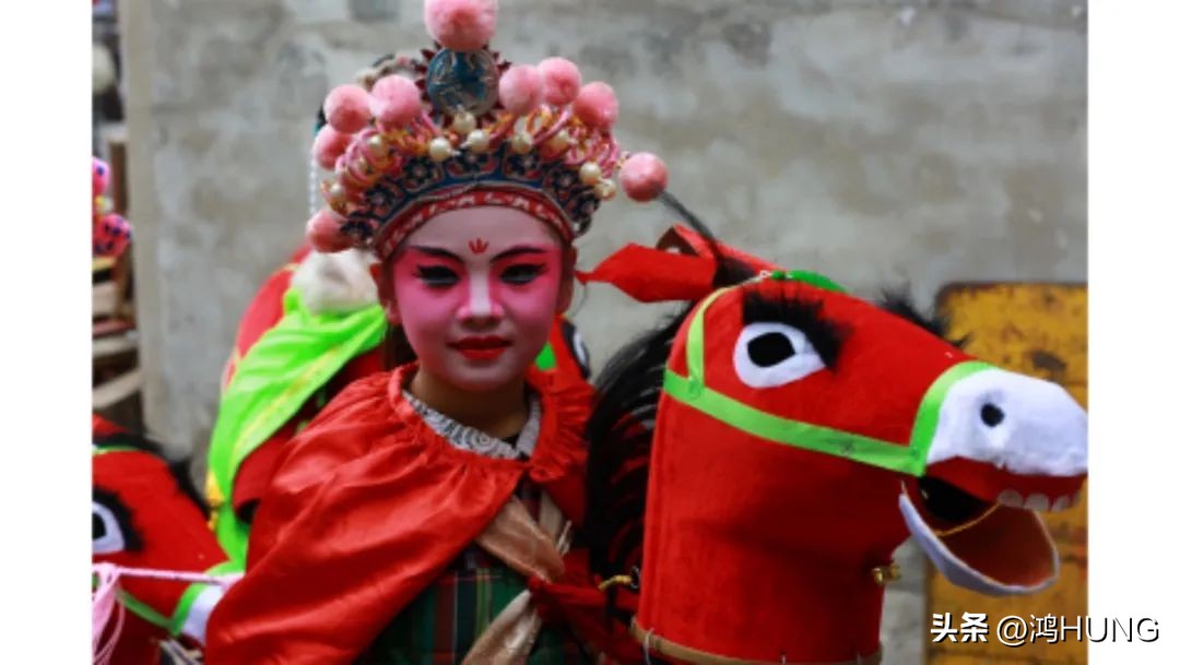 Go to temple fairs. - iNEWS