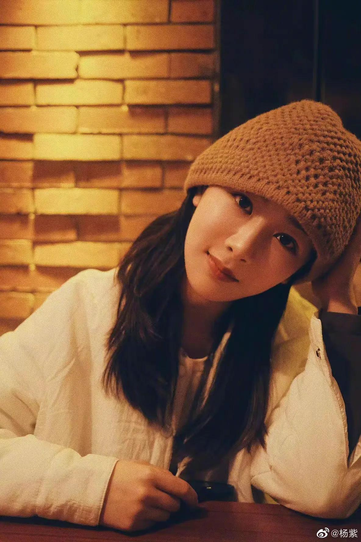 Good girl Yang Zi, milk tea fisherman hat stopwatch cute - iNEWS