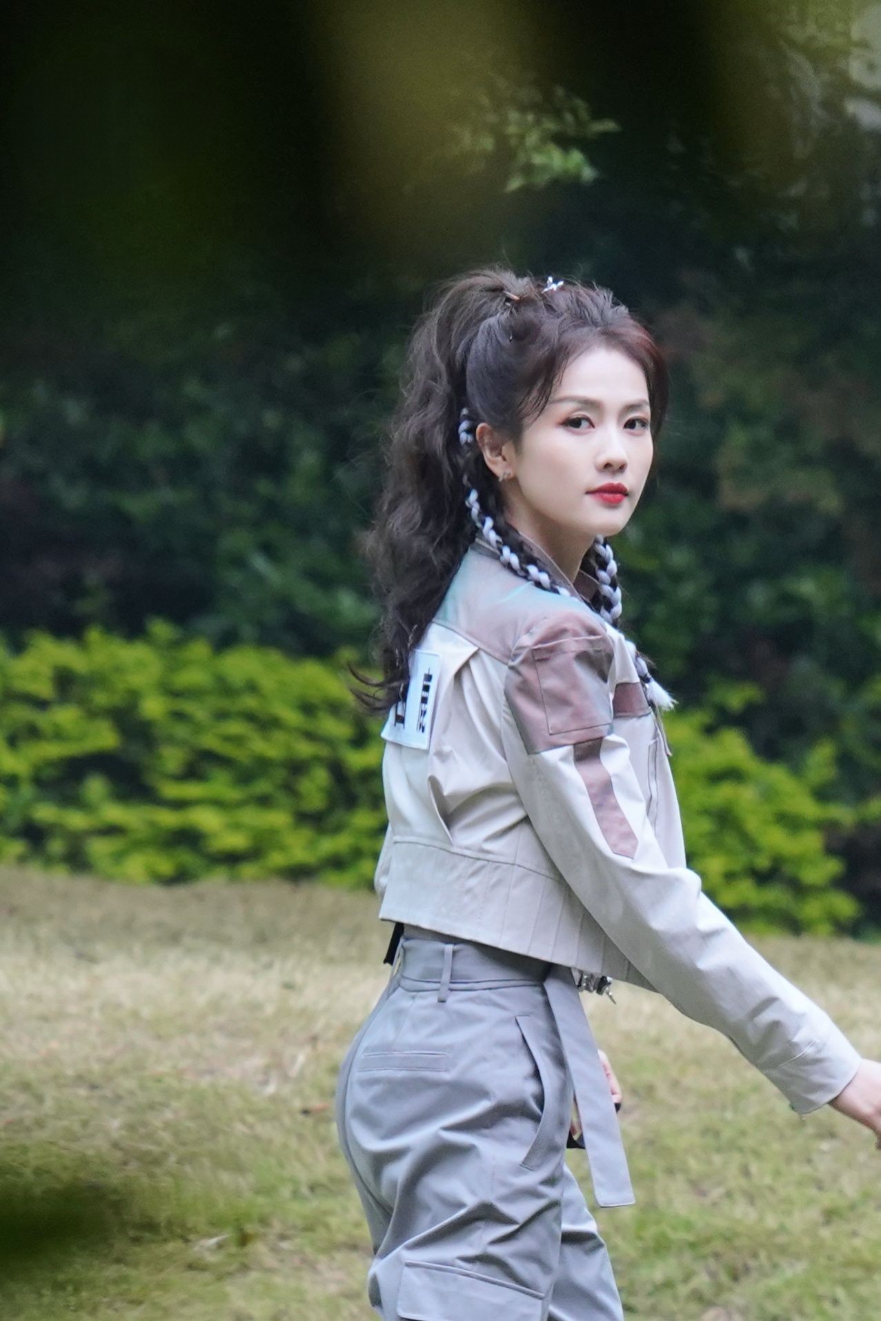 Let's run 11 Chengdu recording Reuters, Zhang Jingyi's double braids ...