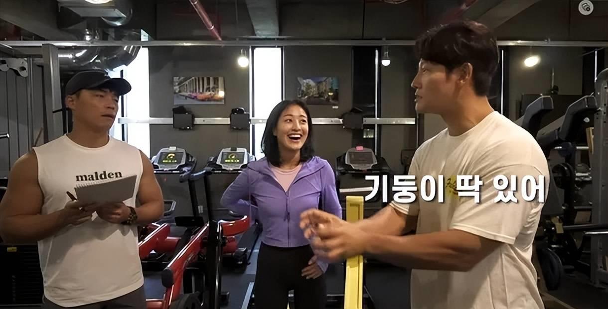 Kim Jong Kook admires Twice Jihyo's back muscles. Looking at her back ...
