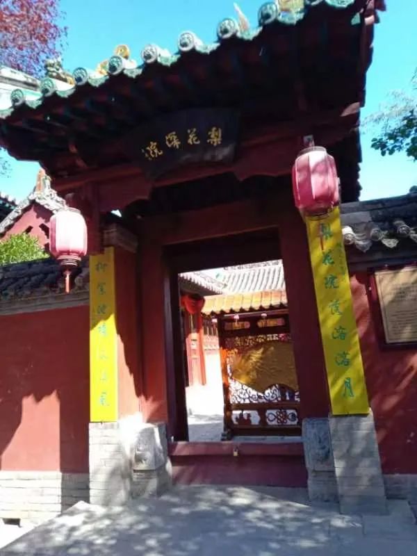 Autumn Travels Author: Liang Hong - iNEWS