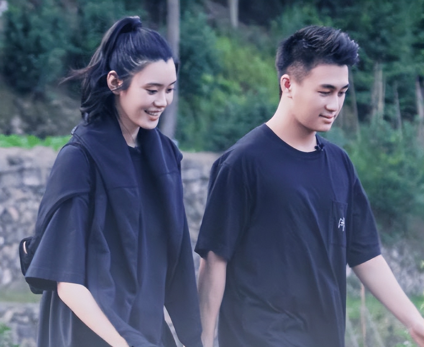 A group photo of the gambling king's family, He Youjun and Xi Mengyao hold hands to show their ...