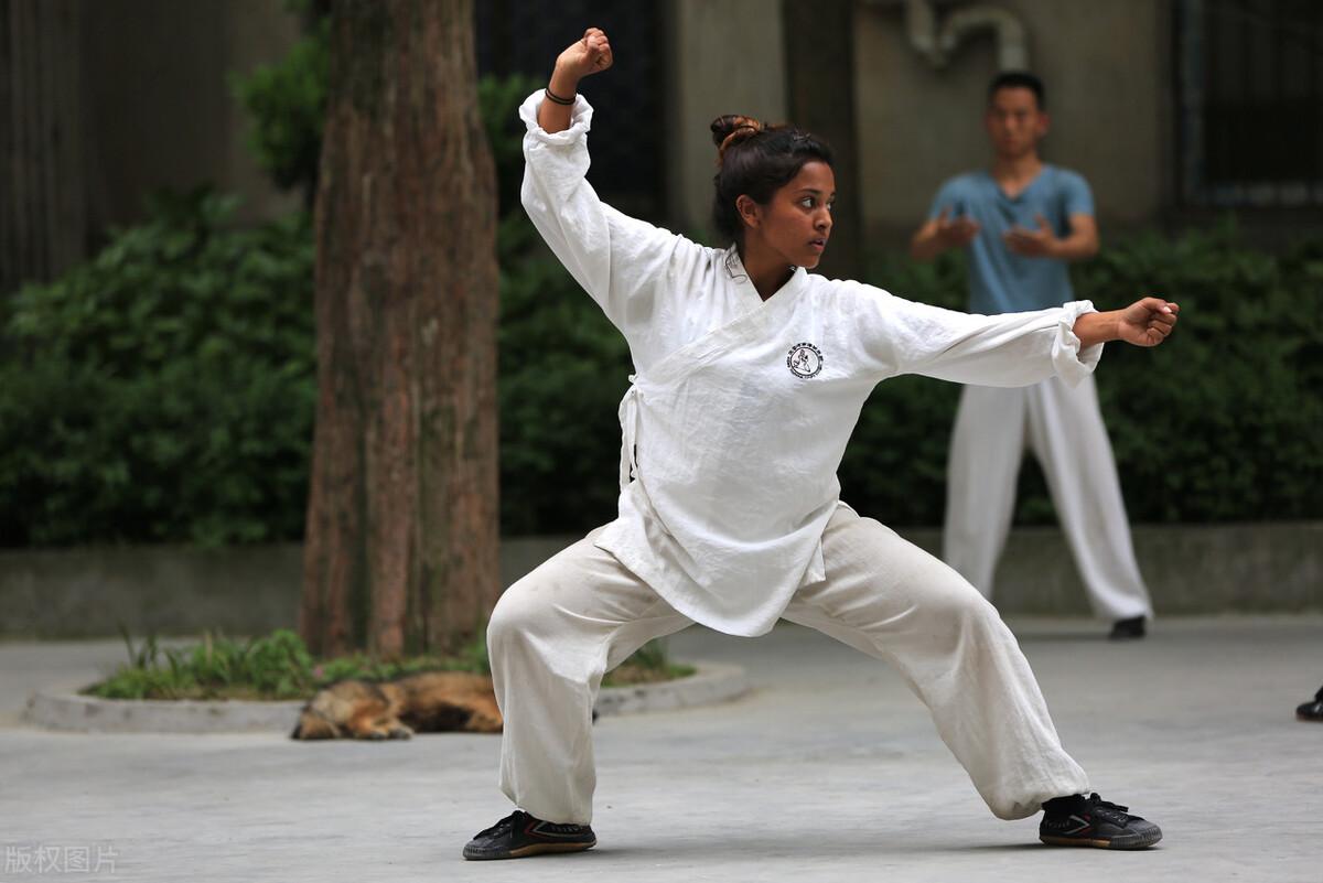 Taijiquan is the right way to practice from "hands to lead the waist ...