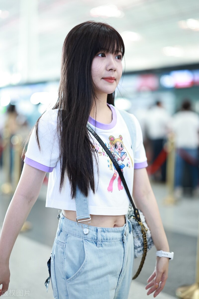 Lai Meiyun showed up at Beijing Airport, wearing a navel-baring short T with strappy jeans, cute ...