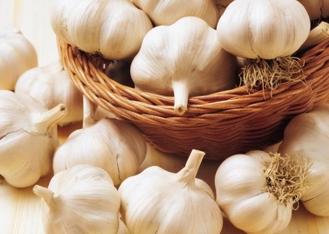 Don't throw away the garlic skin anymore, it's very useful, so it's ...