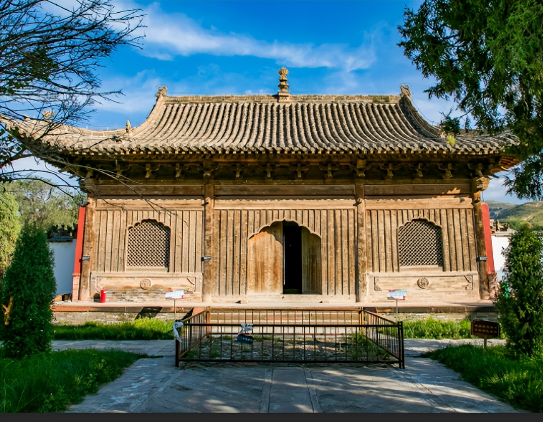 Analyze the artistic features of Ming Dynasty architecture and its ...
