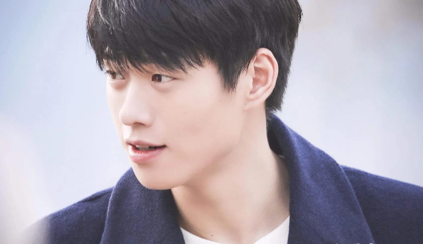 Wei Daxun and Qin Lan were photographed falling in love, walking on the beach hand in hand ...