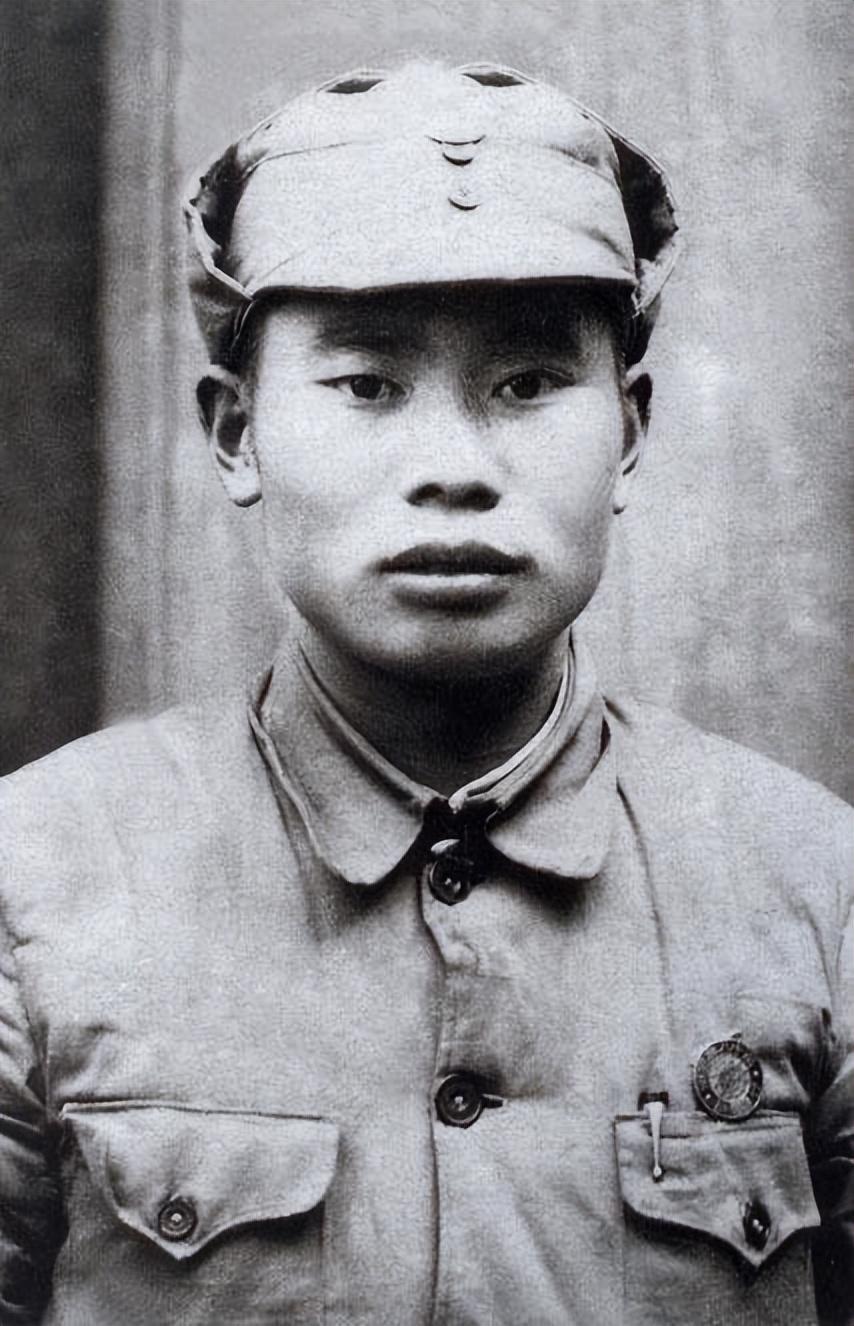 In 1950, when Yang Dezhi went back to his hometown to visit relatives, his sister took out a ...