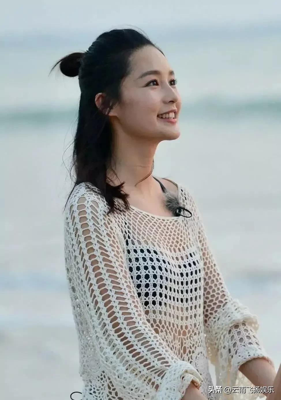 Photos of Li Qin playing at the beach - iNEWS