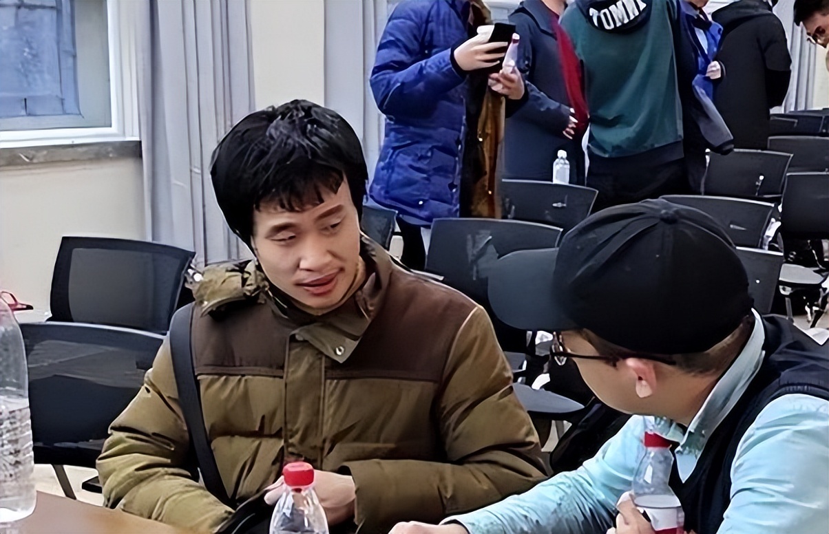 Recent photos of Wei Dongyi leaked out, and the appearance of eating in the cafeteria made ...