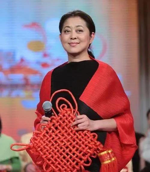 China's famous TV host - Ni Ping - iNEWS