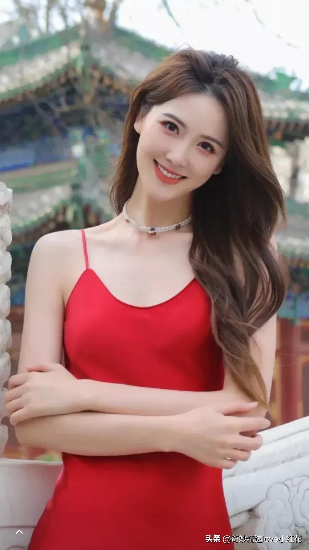 Host Li Dan'er is so beautiful - iNEWS