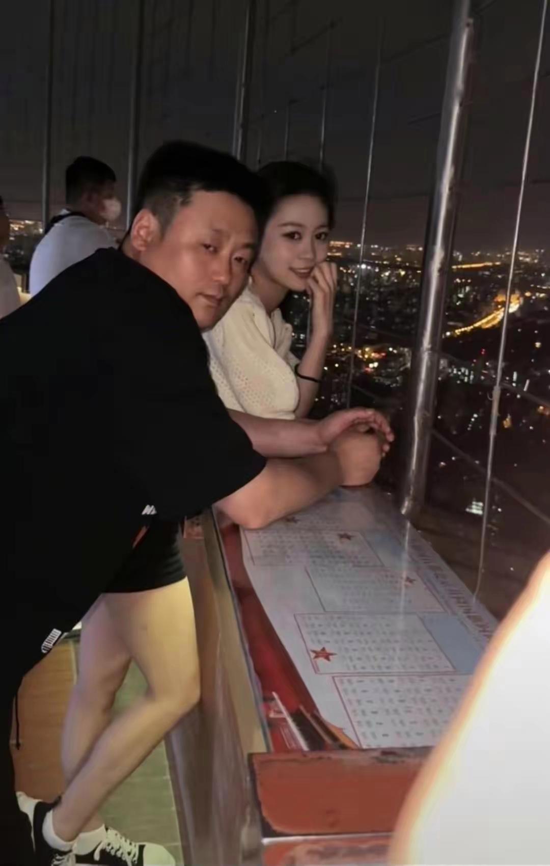 Song Xiaofeng took his daughter out together, and her daughter is now ...
