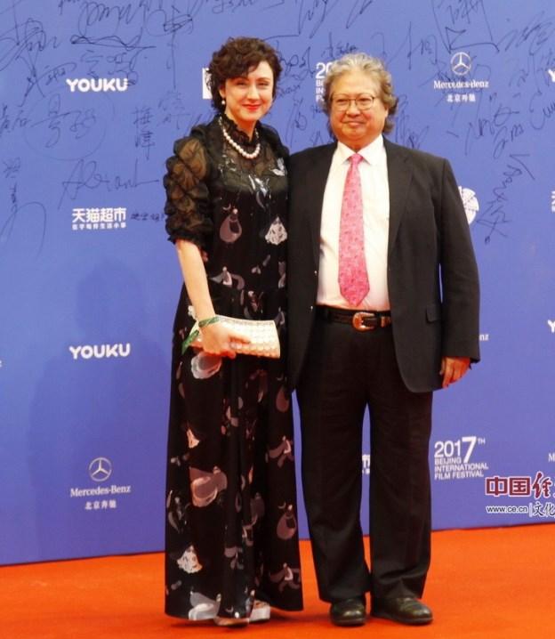 The 73-year-old Sammo Hung and his wife look like father and daughter ...
