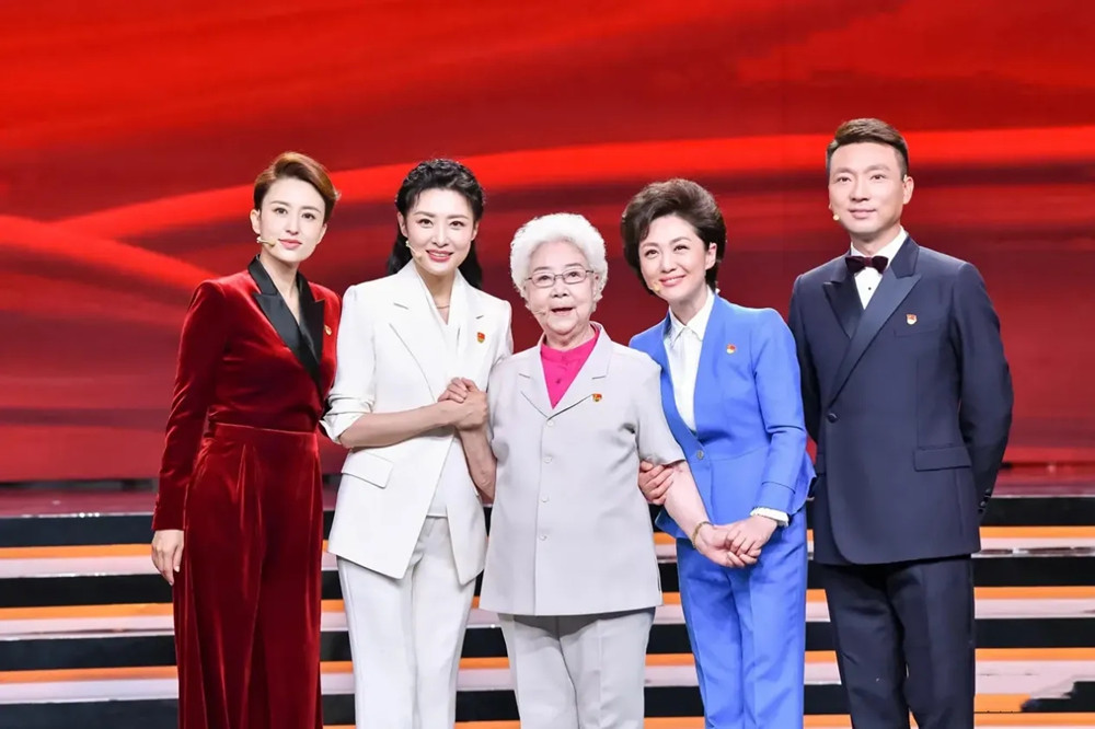 Zhou Tao makes a strong return to CCTV! Wearing white suits and braided ...