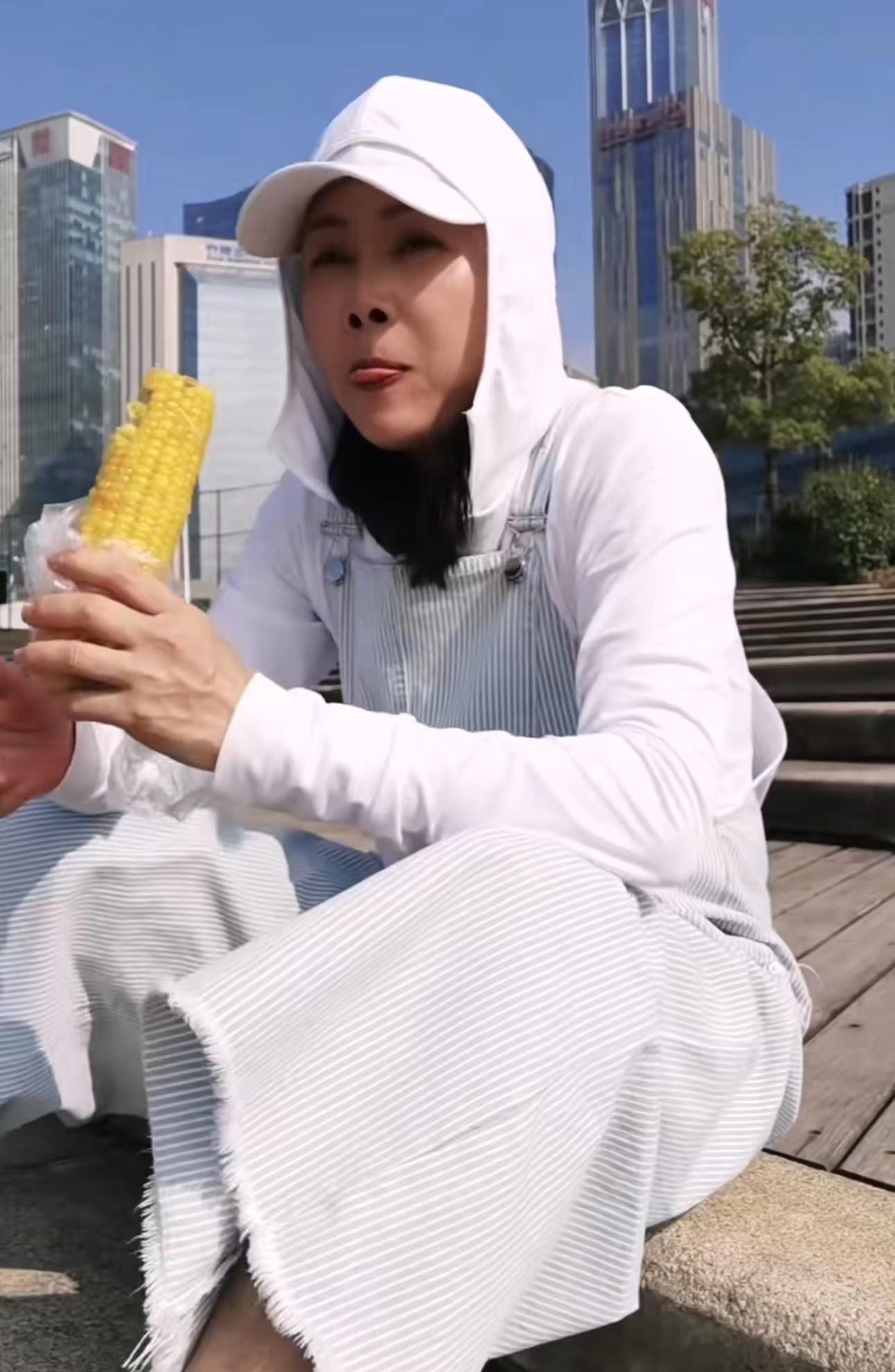 Tian Zhen appeared on the side of the road in Changsha, eating corn ...