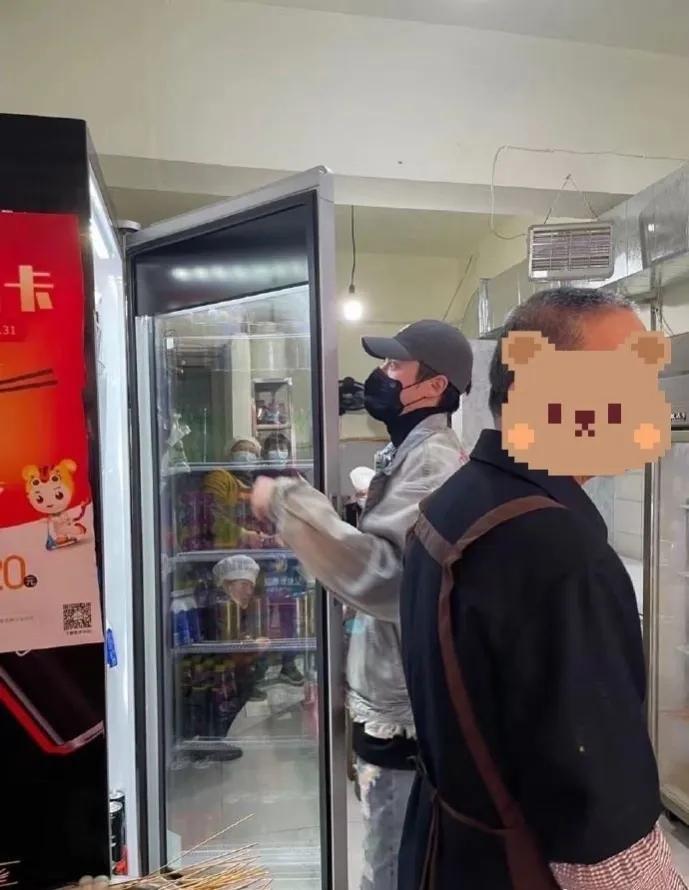 Wang Hedi was photographed when he returned to his home fried skewer ...