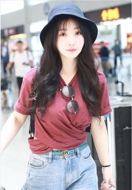 Liu Yan appeared in a refreshing dress, dressed up as a girl with ...