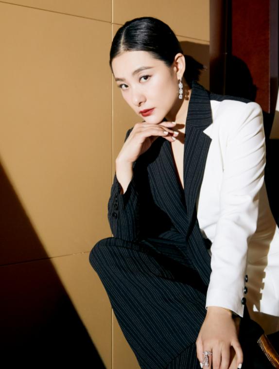 Olympic champion Liu Xuan takes a recent photo!Laughing out a mouthful ...