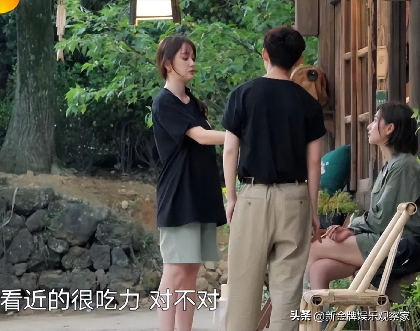 44-year-old Chen Qiaoen revealed that he has presbyopia and specially wears glasses. He Jiong ...