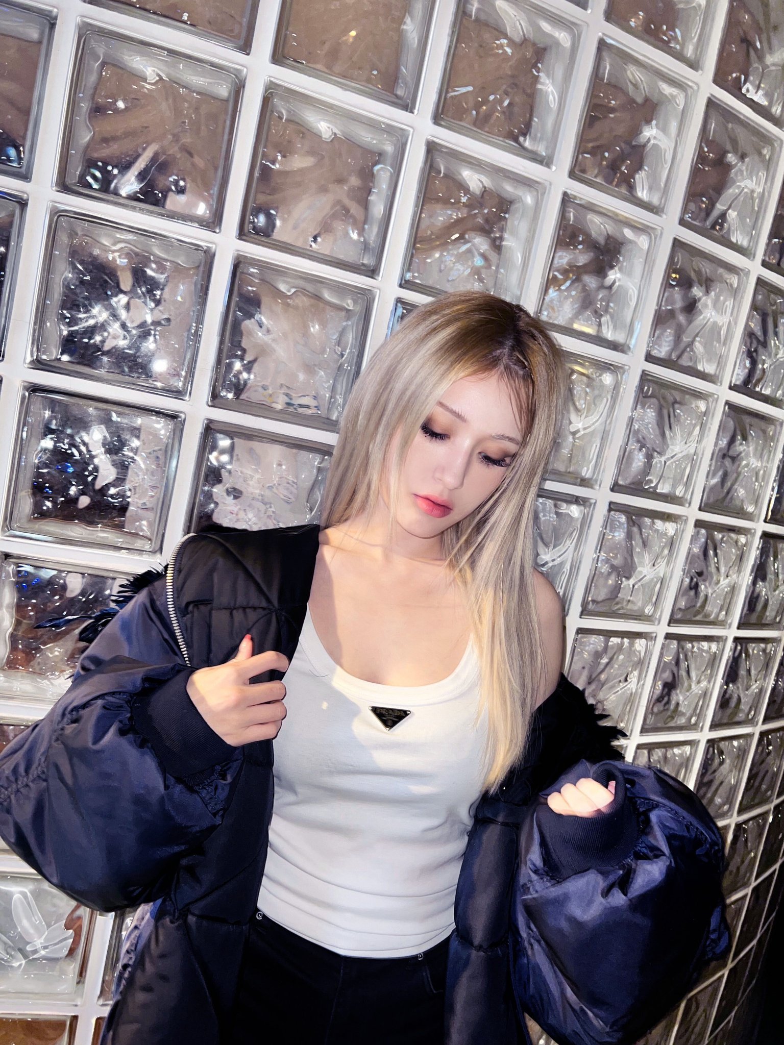 21-year-old Quan Zhaomi, 46kg Barbie-like slender body, slender legs ...