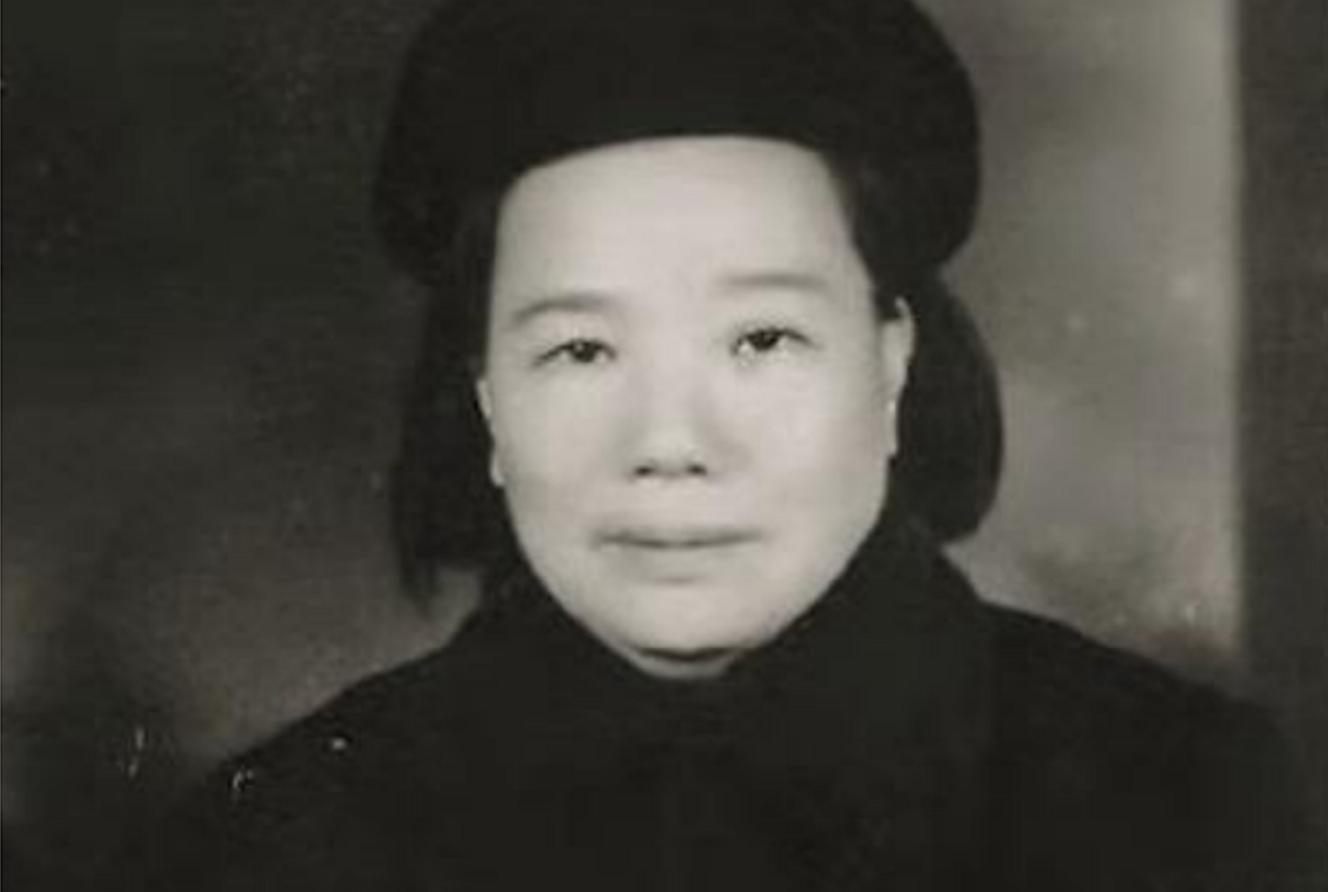 In 1949, a Hunan peasant woman passed by Xiangtan in a sedan chair and ...