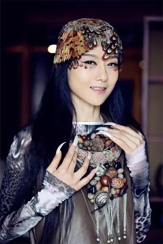 Yang Liping's male partner is almost naked on stage, and the audience can't bear to look ...