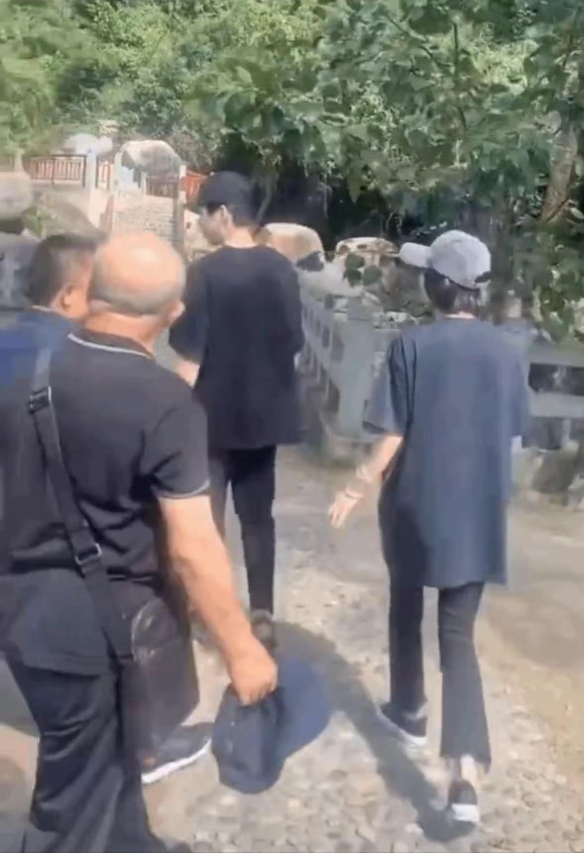 Wei Daxun and Qin Lan walk hand in hand, their relationship is very stable! Netizen: Liu Haoran ...