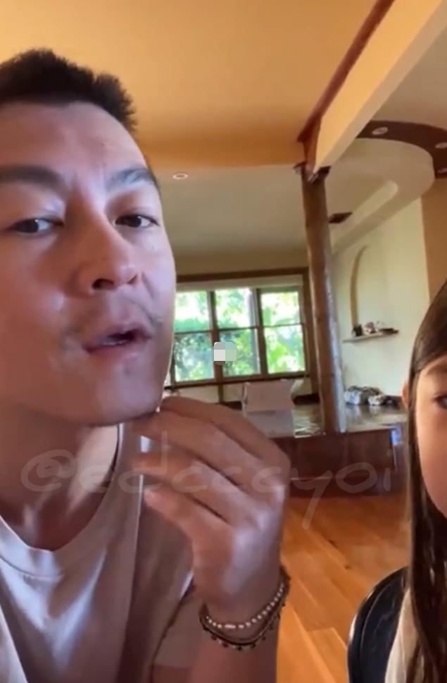 Edison Chen promotes his own brand on live broadcast, laughs at himself ...