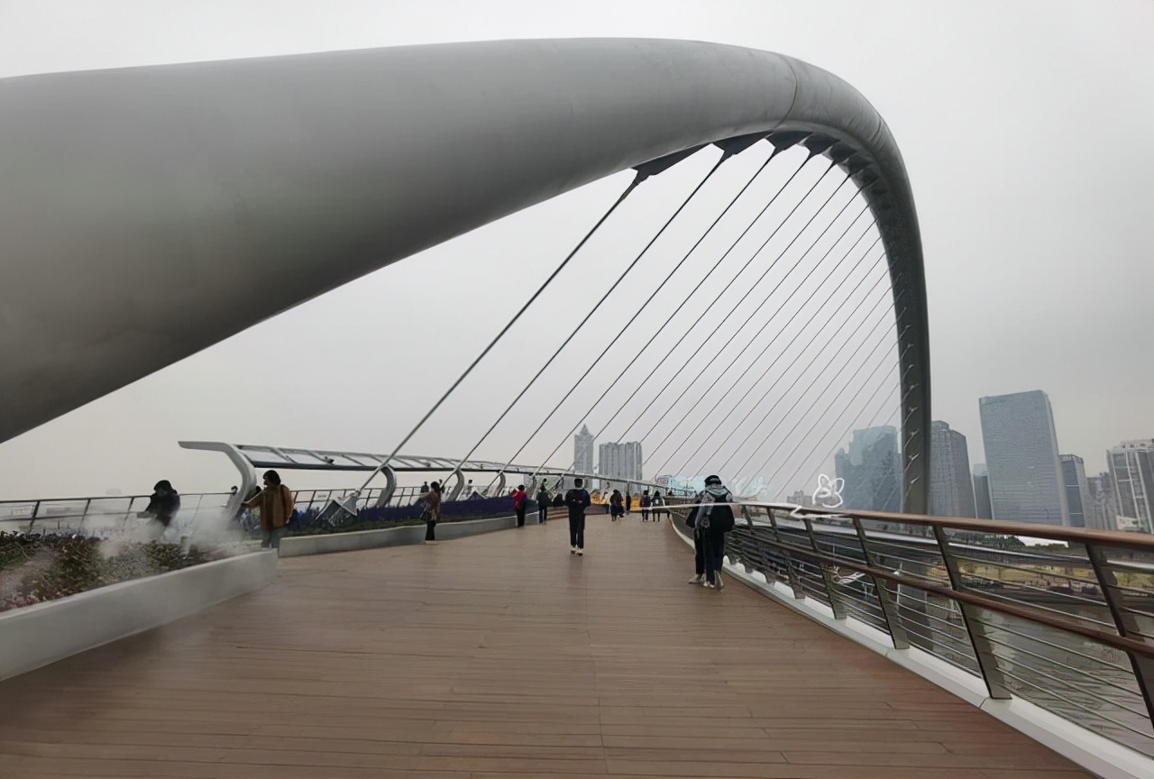 The Haixin Bridge in Guangzhou, which once attracted thousands of ...