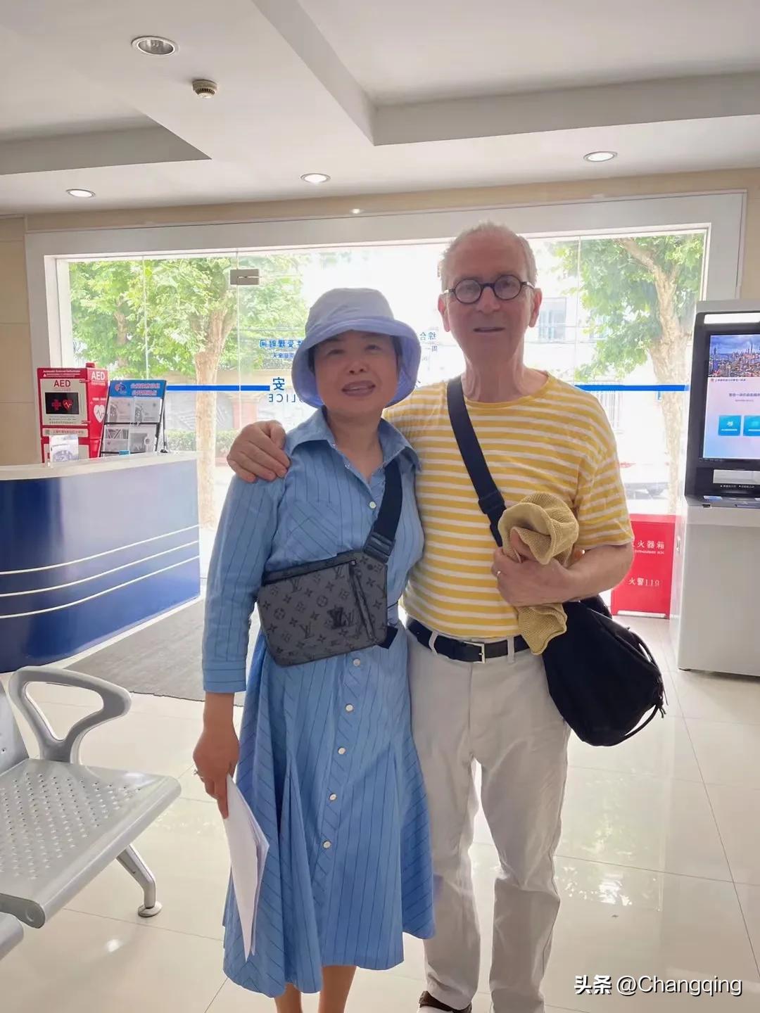 Irish legendary musician Jimmy MacCarthy and his wife flew to China - iNEWS