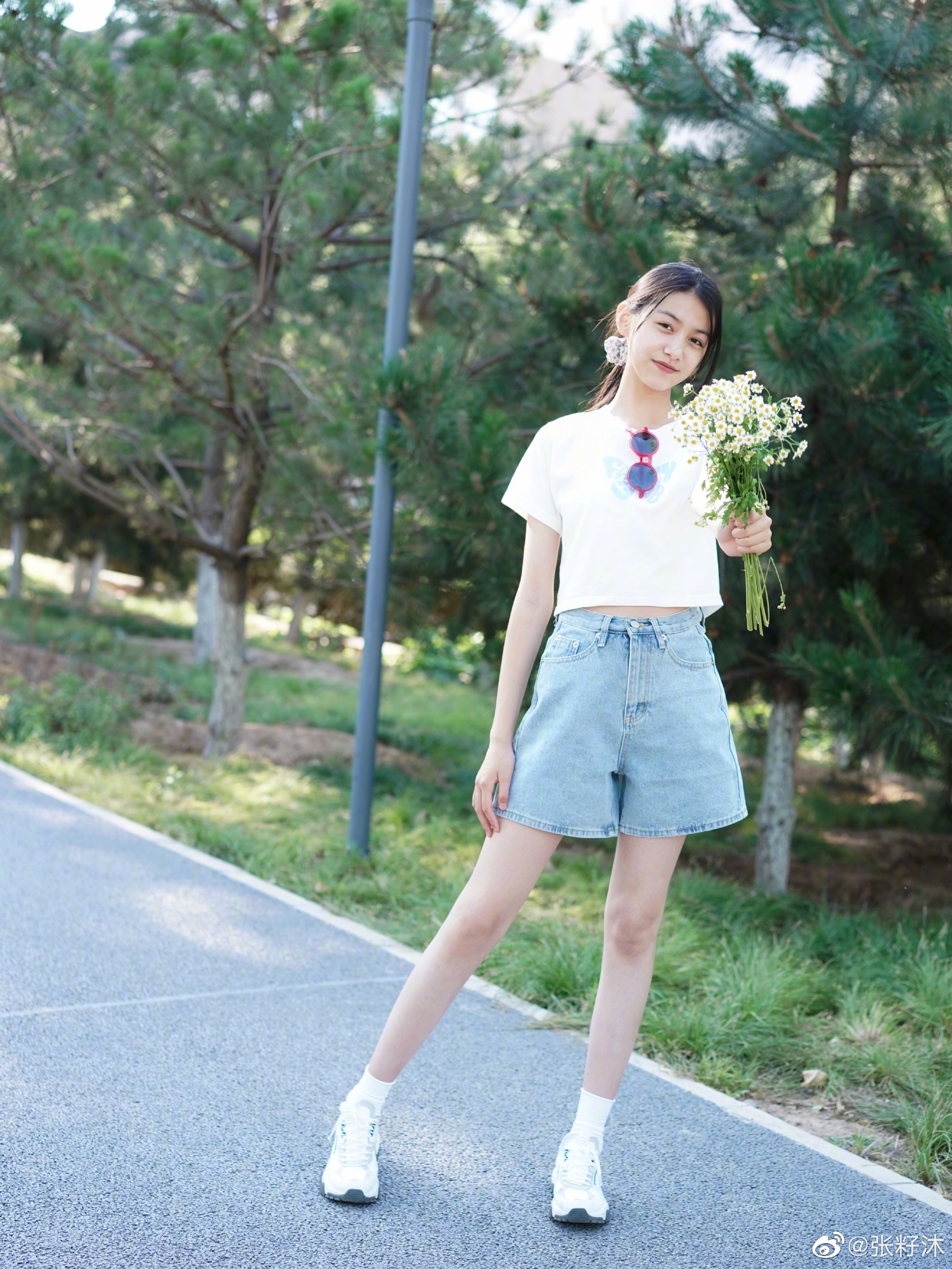 Child star Zhang Zimu: She is nearly 170 feet tall, with legs as long as Guan Xiaotong, and she ...