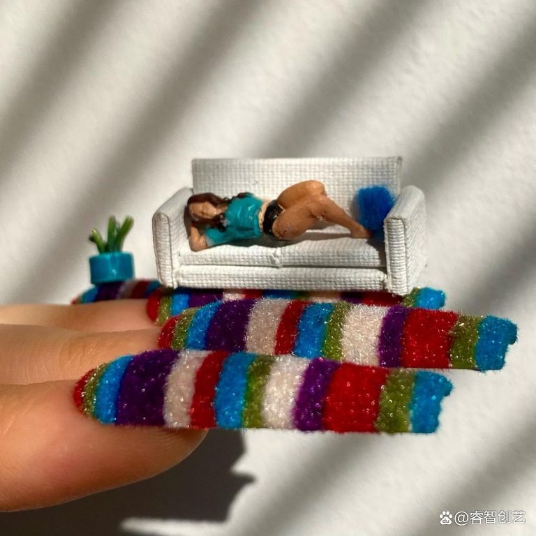 Small manicure, big universe, British manicurist skillfully builds a 3D ...