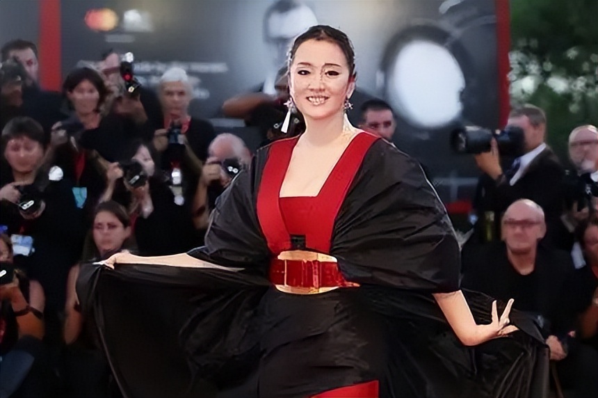 Gong Li and her husband walked the red carpet in Cannes, dressed in a ...