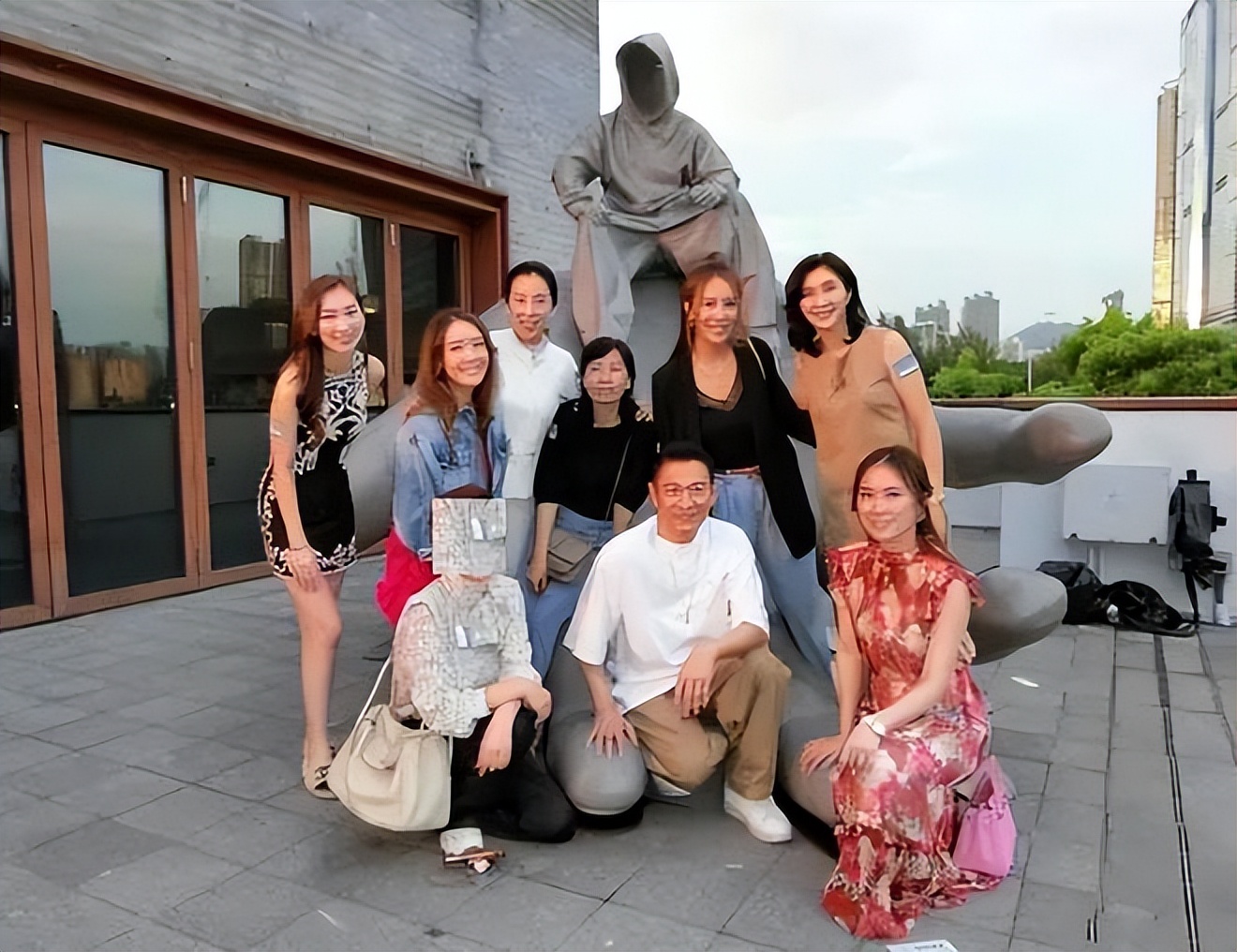 Zhu Lingling and Liang Anqi appeared in Andy Lau Art Exhibition, and ...