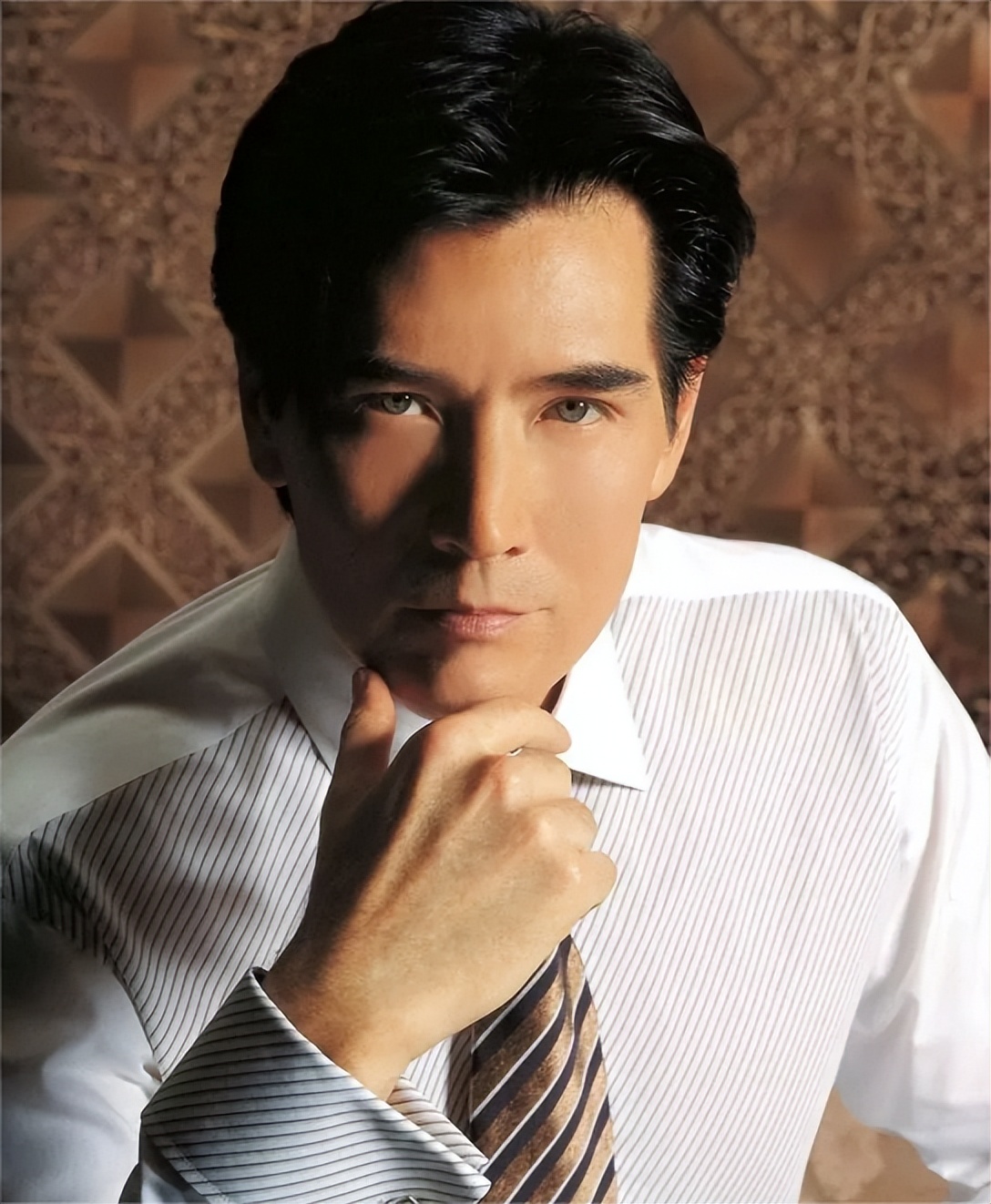 "China's most beautiful man" Fei Xiang: 63 years old, unmarried and childless, with two cats as ...