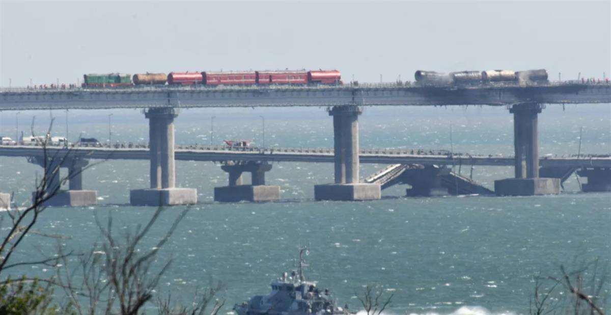 The Crimea Bridge's one-pier, two-lane design just happened to survive ...