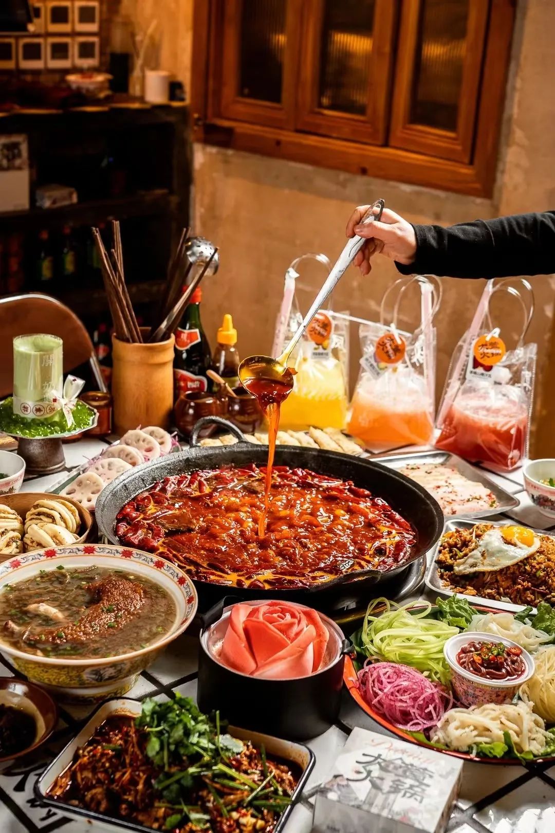 Hot Pot Shabu Elbow is "Fried Street" on Chunxi Road, and the eight ...
