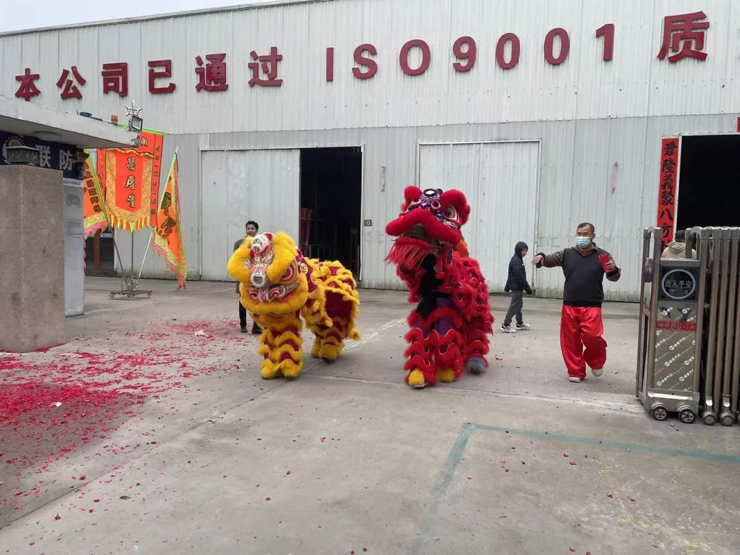 Awakening the lion dance to show the spirit, ride the wind and waves to ...
