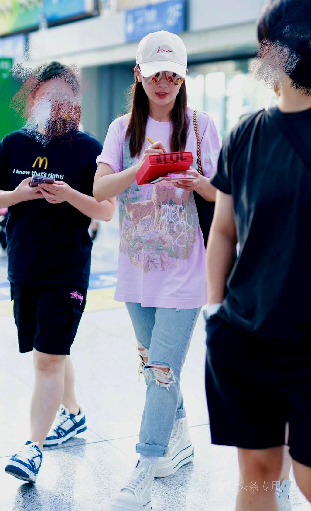 40-year-old Charlene Choi made her first public appearance after ...