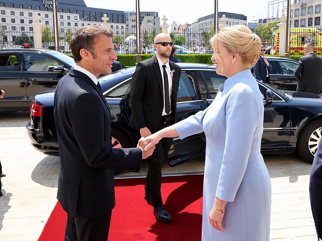 Macron leaves his wife to visit Slovakia! The beautiful president is ...