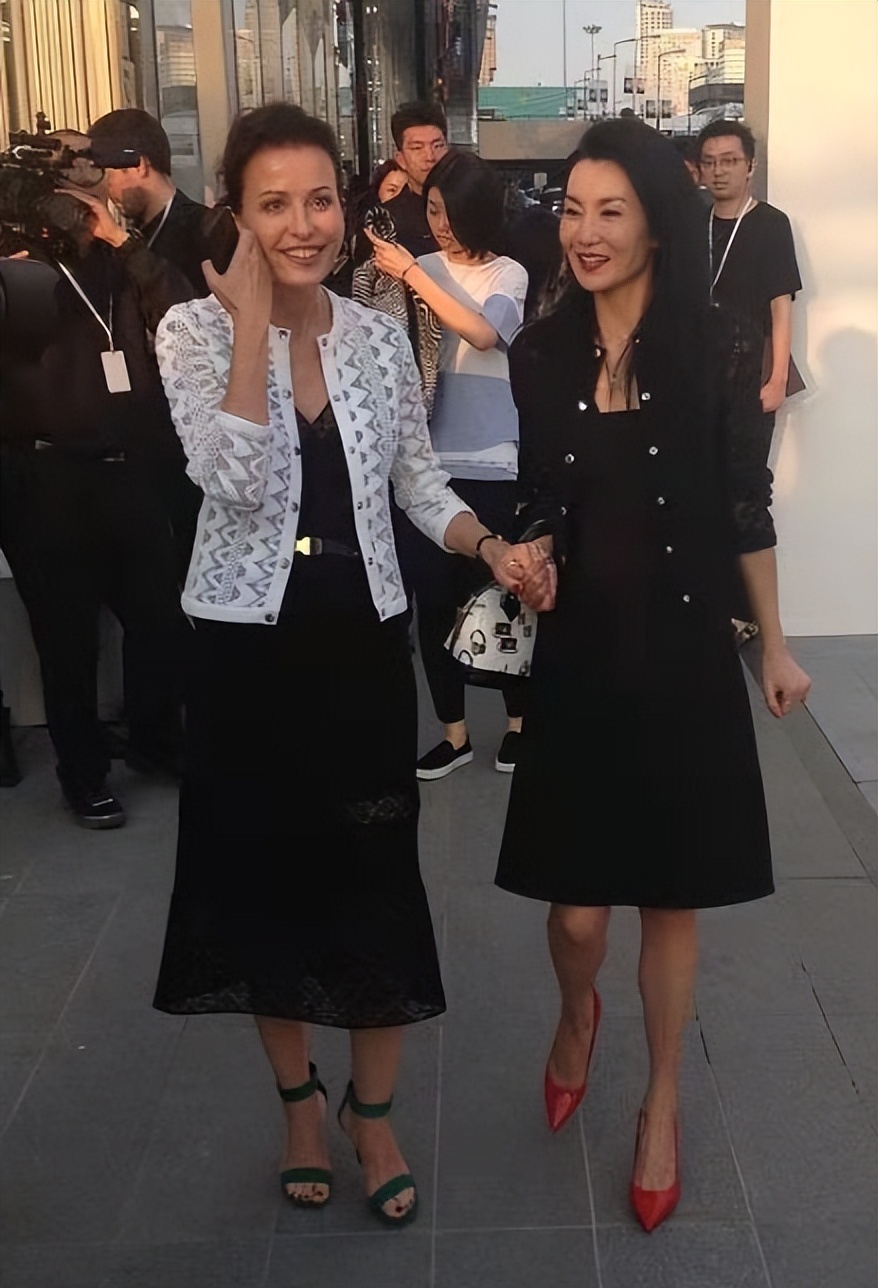 Maggie Cheung is naturally old and beautiful!Wearing a little black ...