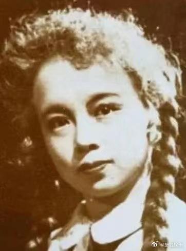 "Mother Rong" Li Qiming won the Lifetime Achievement Award, the girl's ...