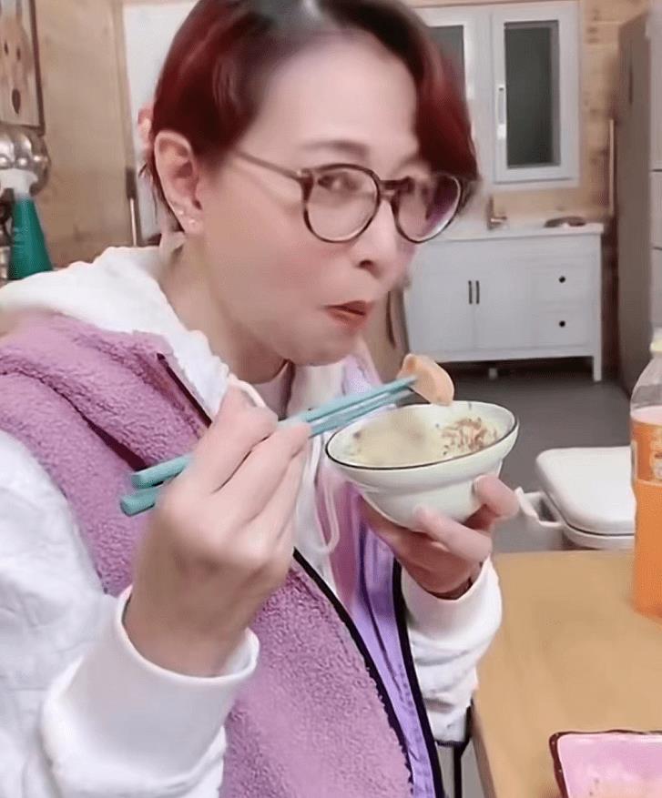 Original 57-year-old Hong Kong star Zhou Haimei settled in Beijing ...